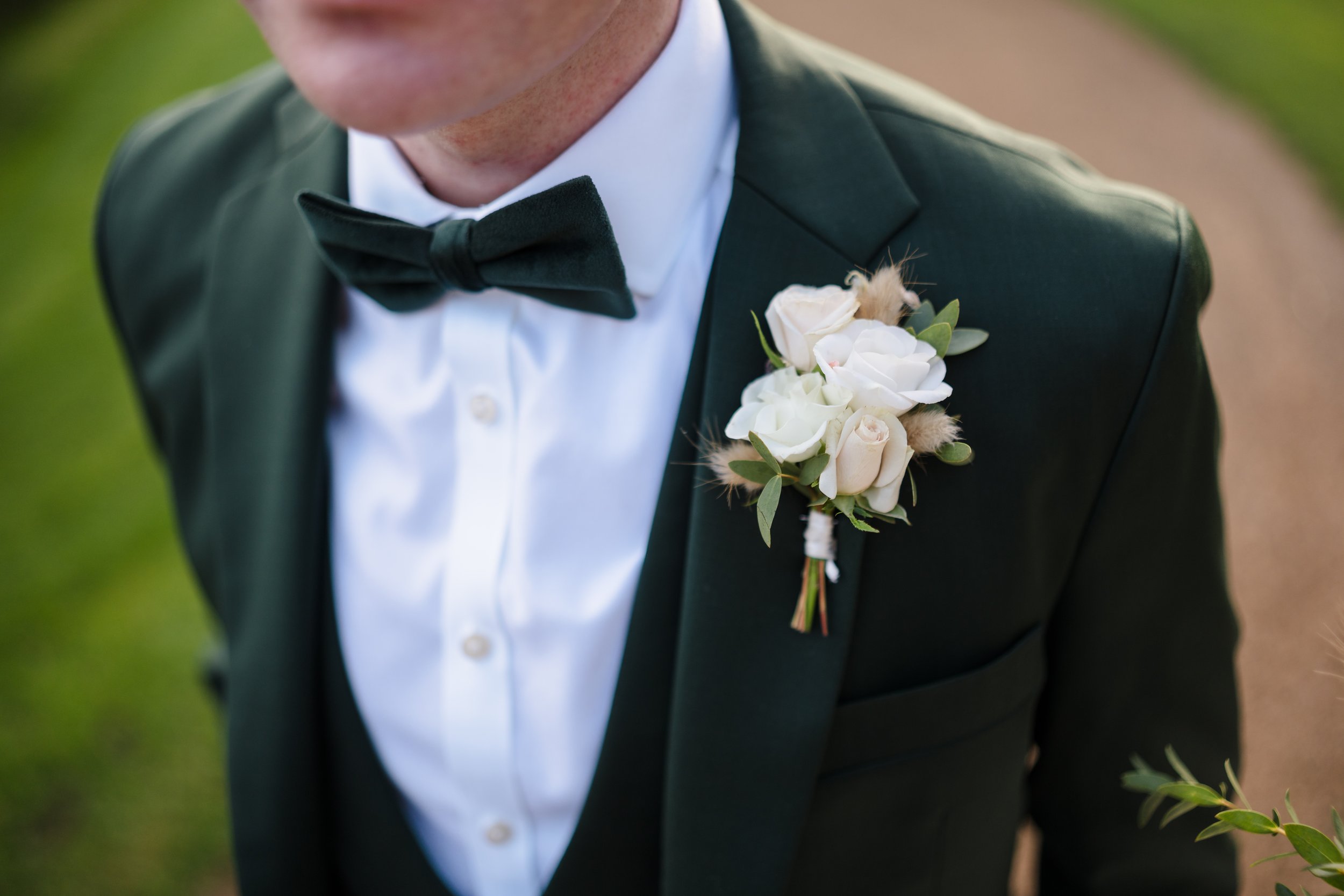 How to Pin a Buttonhole onto a Suit: Step-by-Step Guide & Wedding ...